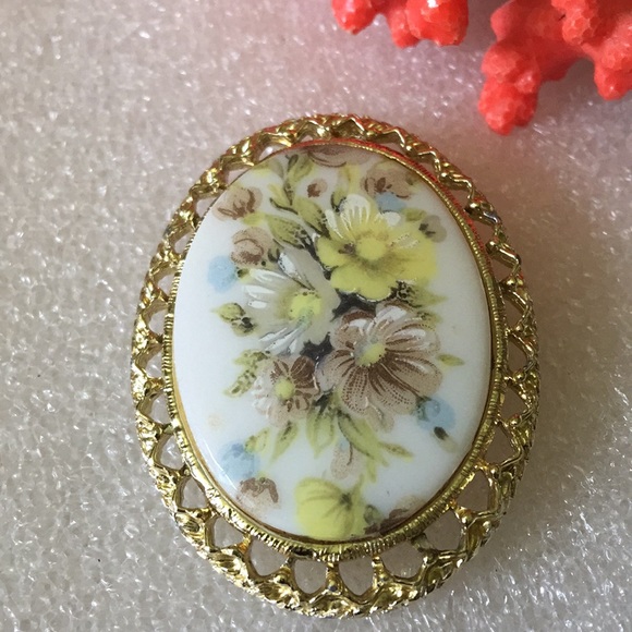 Vintage | Jewelry | Vintage Flower Cameo Pendent | Poshmark